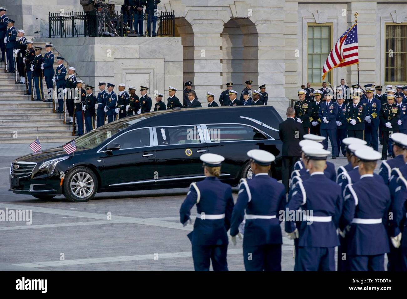 Marine pallbearers carry casket hi-res stock photography and images - Alamy Marine pallbearers carry casket hi-res stock photography and images - Alamy