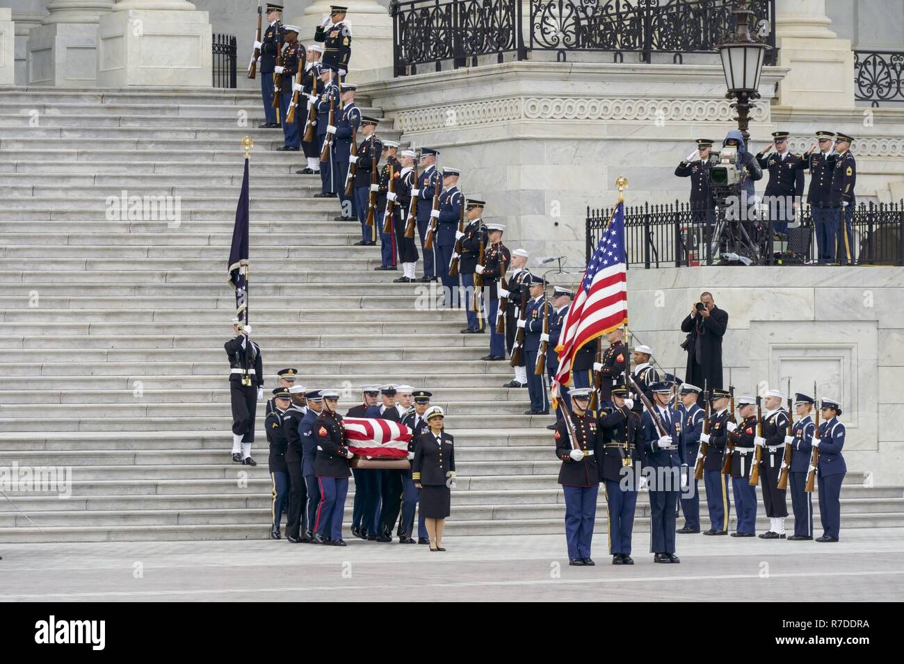 Marine pallbearers carry casket hi-res stock photography and images - Alamy