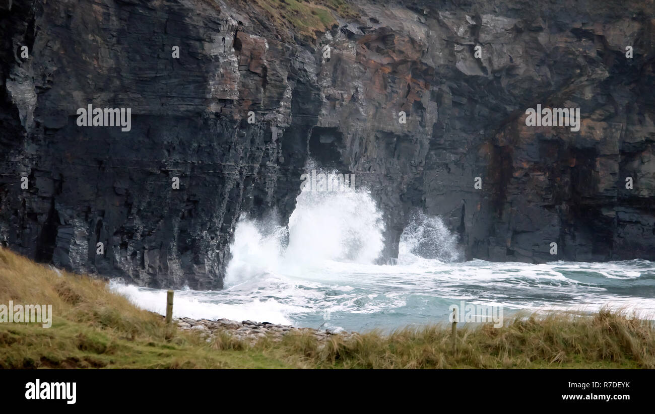 Waves breaking against cliff hi-res stock photography and images - Alamy