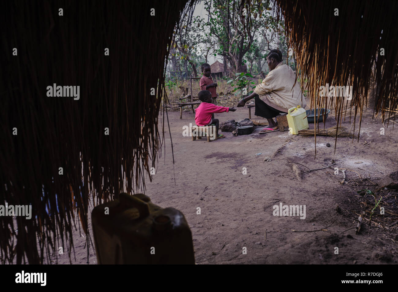 Congo woman shelter hi-res stock photography and images - Alamy
