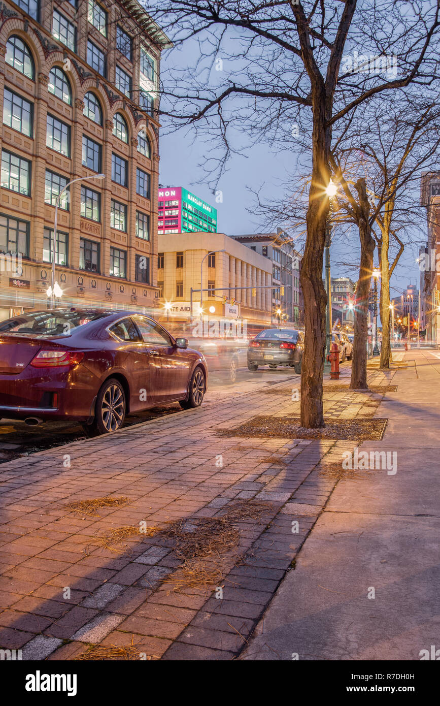 SYRACUSE, NEW YORK - DEC 07, 2018: A street view of downtown Syracuse ...
