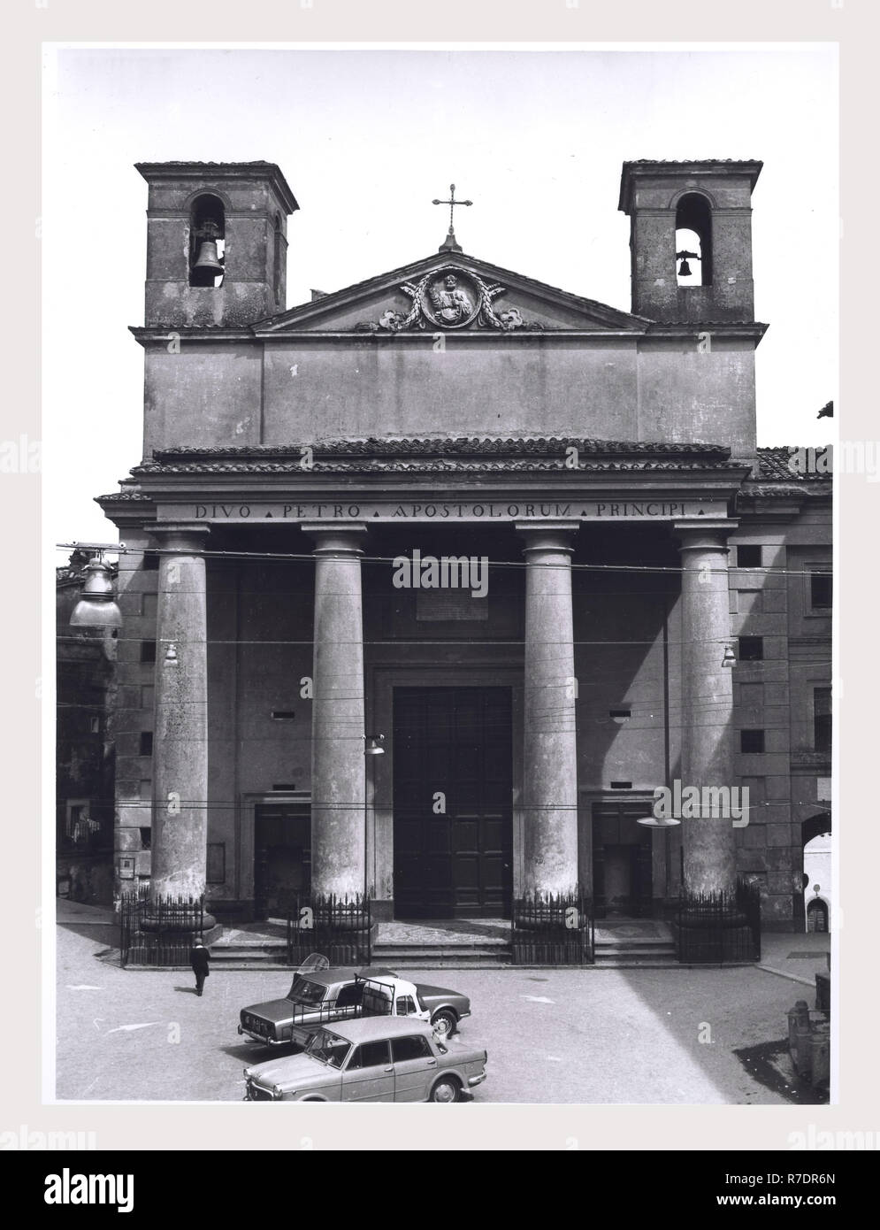 4 colossal columns hi-res stock photography and images - Alamy