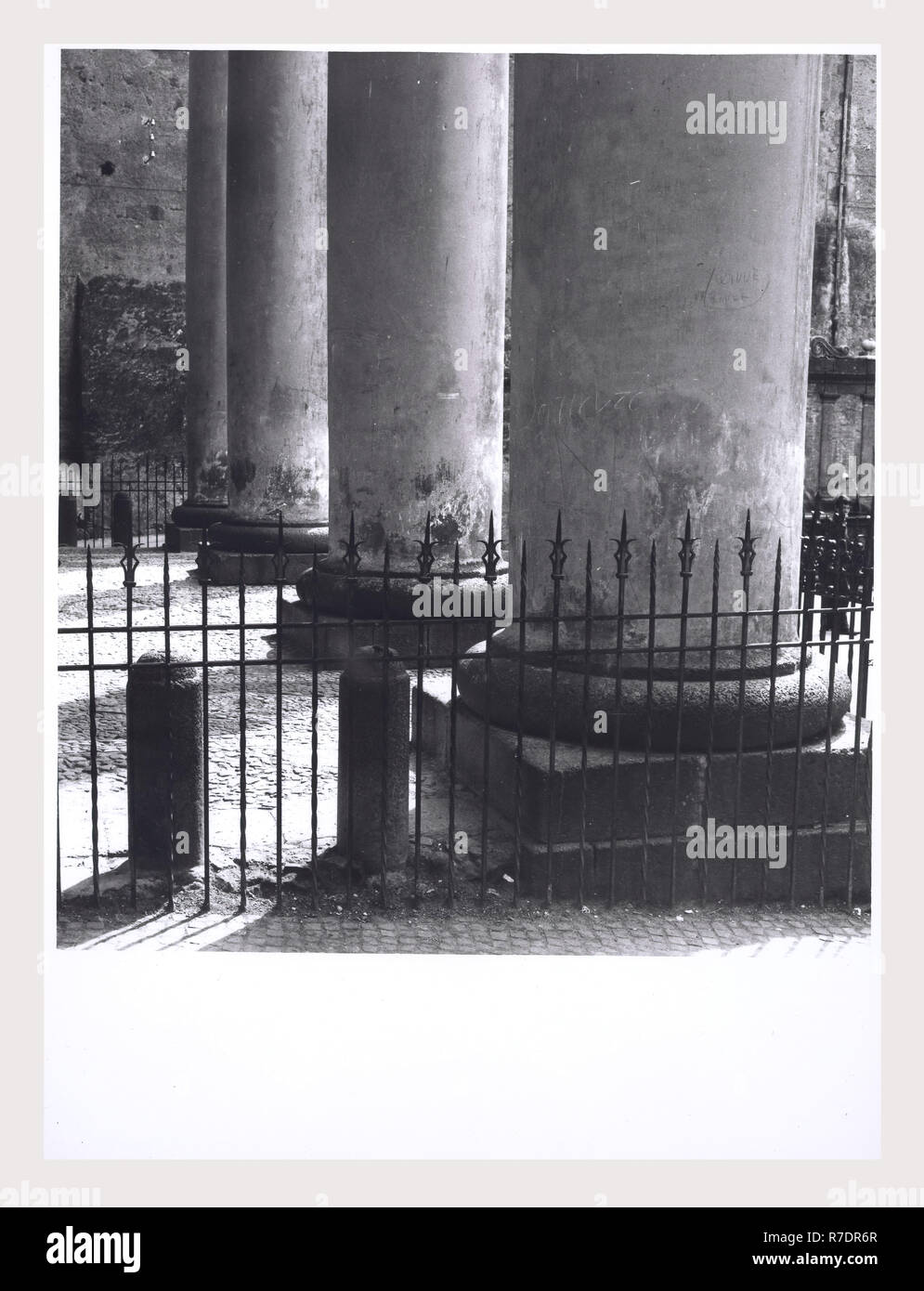 Colossal columns hi-res stock photography and images - Alamy