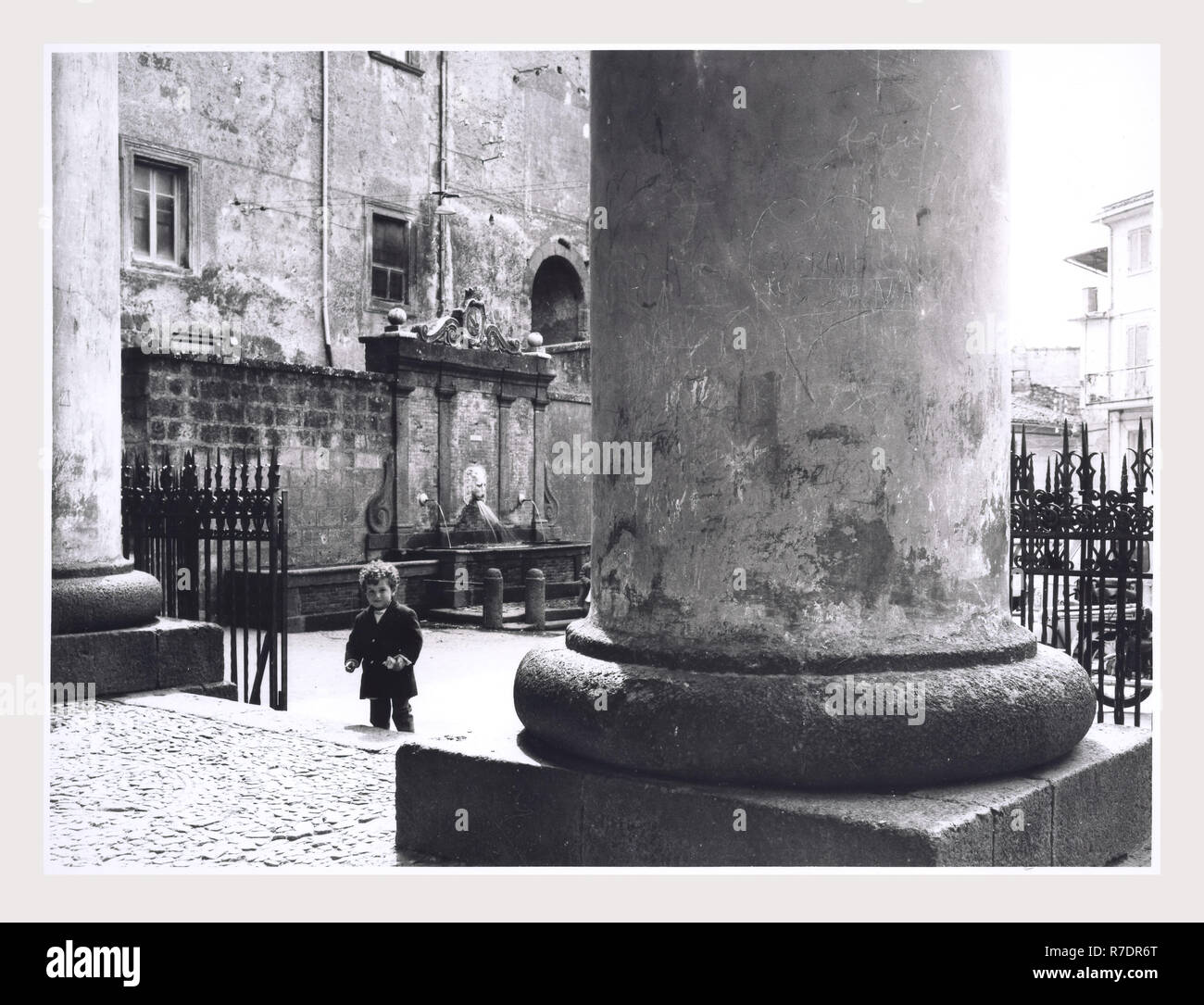 4 colossal columns hi-res stock photography and images - Alamy