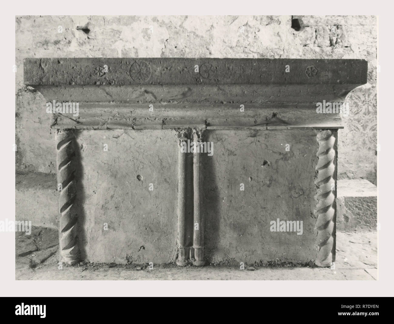 Bifora windows architectural sculpture hi-res stock photography and ...