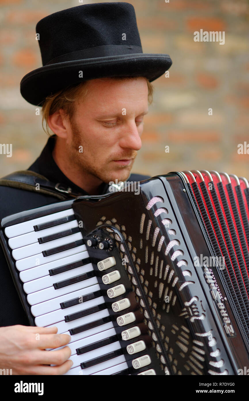 Accordion player street performer hi-res stock photography and images ...
