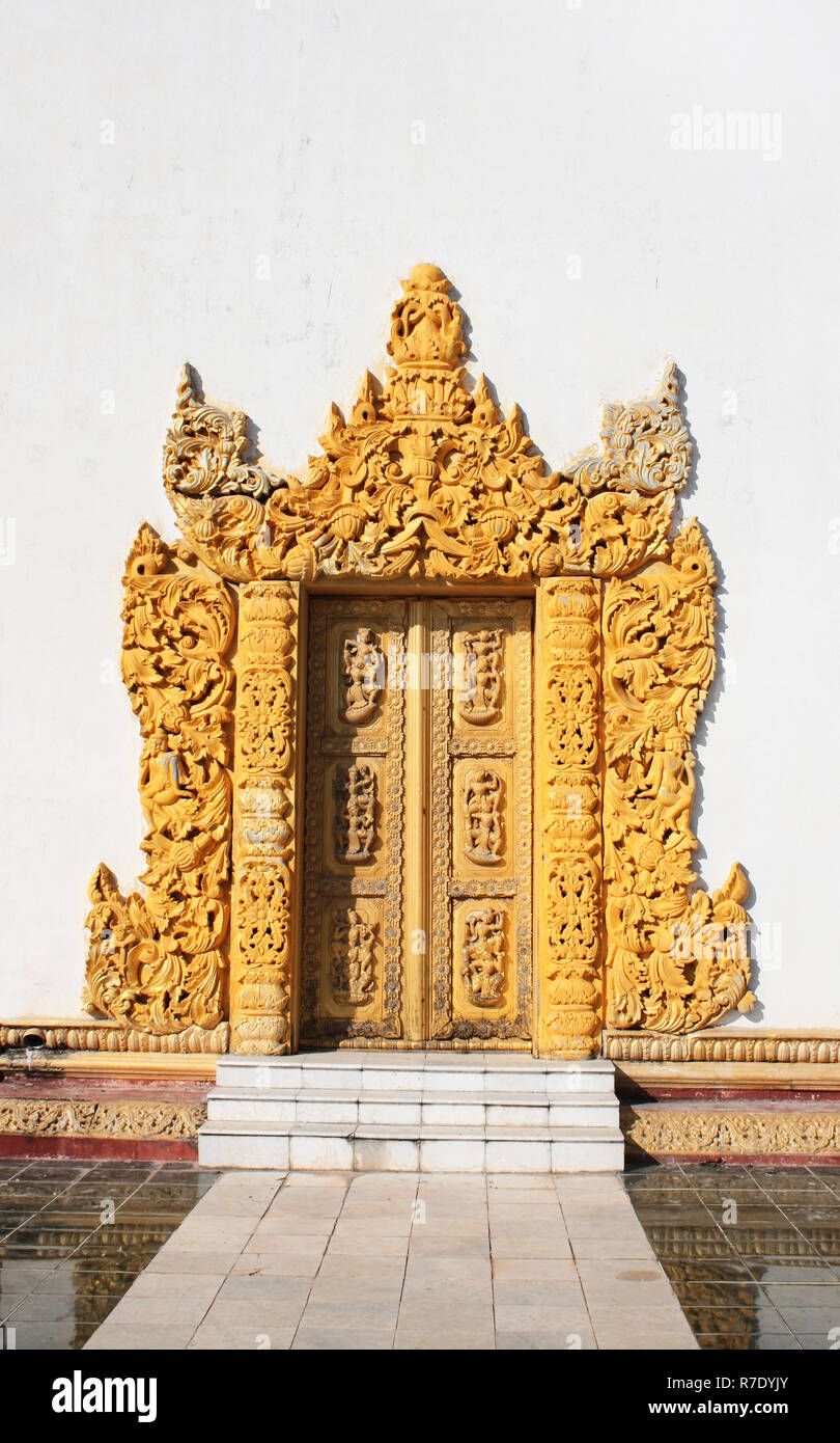 Carved door burma hi-res stock photography and images - Alamy
