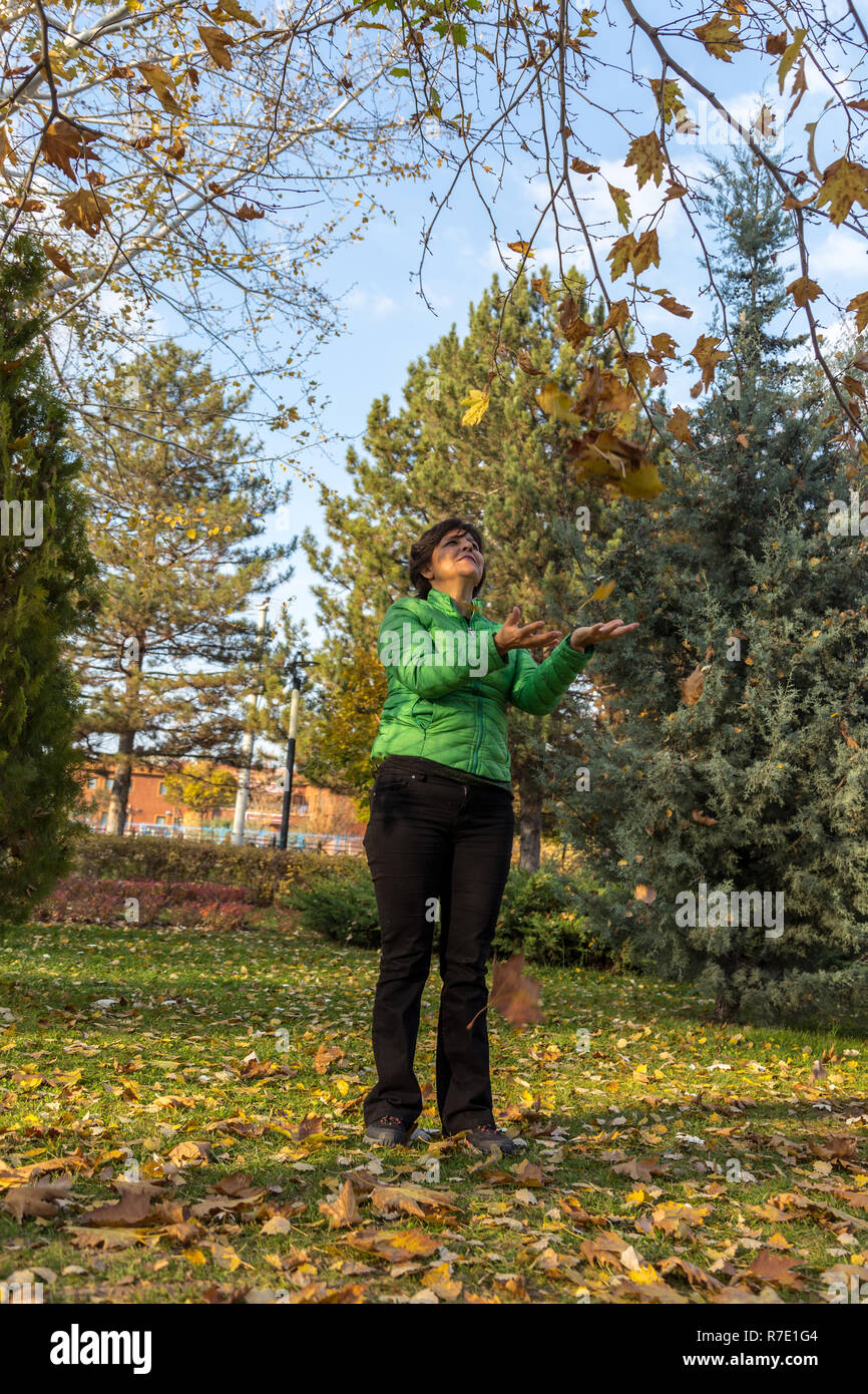 Woman brunette autumn seasonal hi-res stock photography and images - Alamy