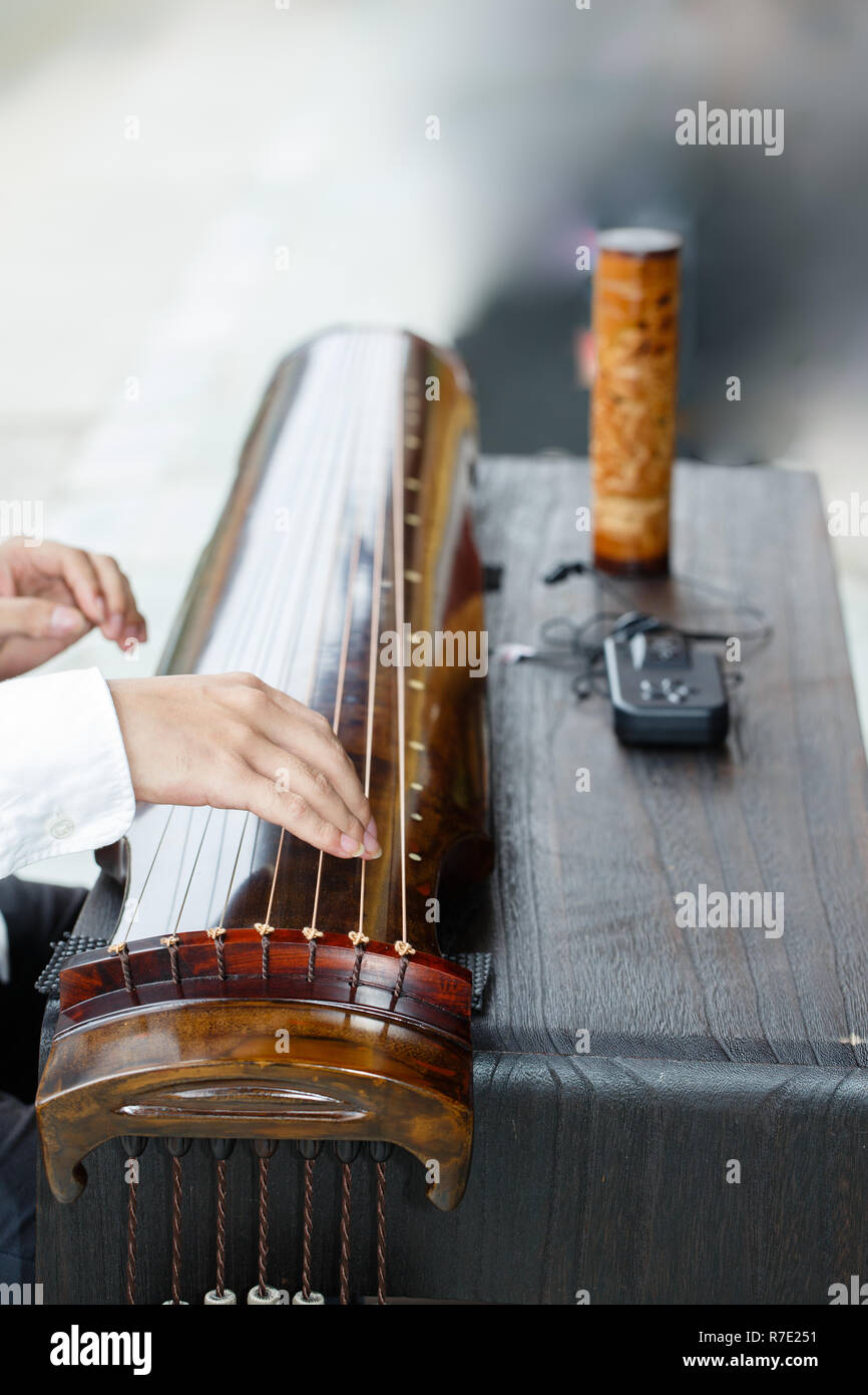 Guqin hi-res stock photography and images - Alamy