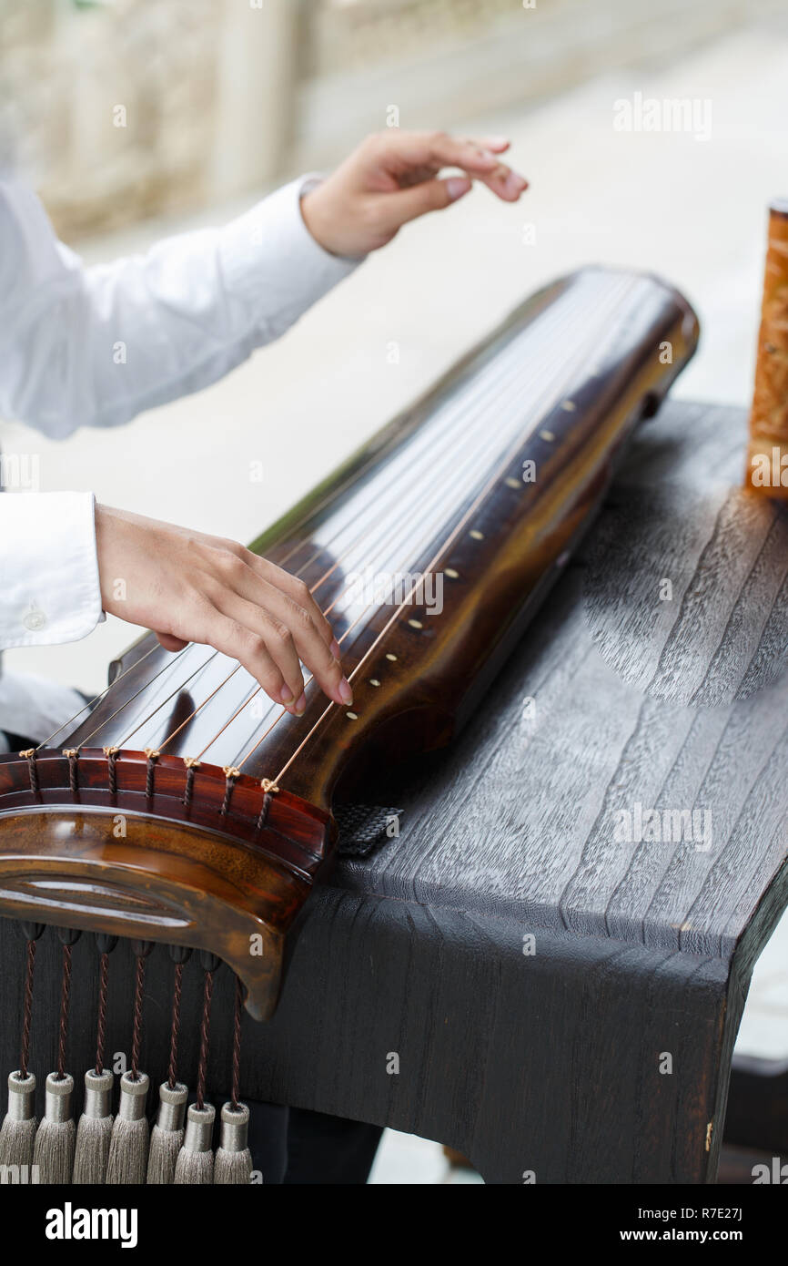 Guqin hi-res stock photography and images - Alamy