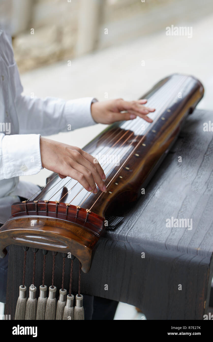 Guqin hi-res stock photography and images - Alamy
