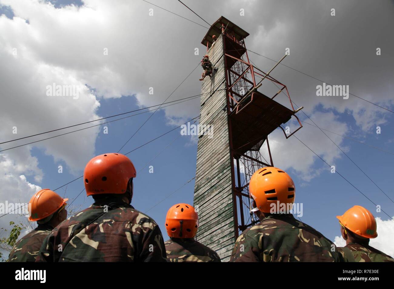 Rappel platform hi-res stock photography and images - Alamy