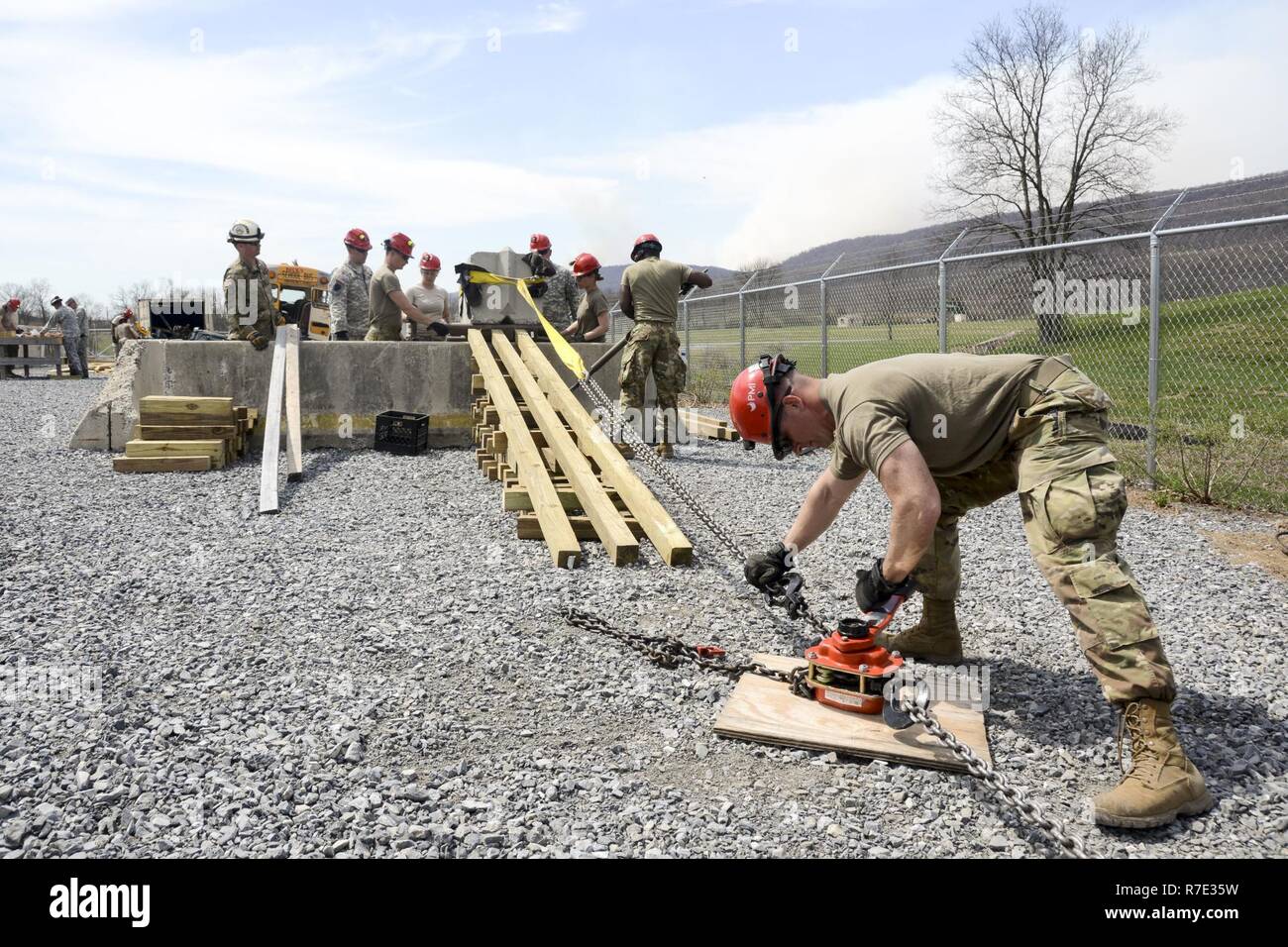 Soldiers with the 228th Engineer Company, Pennsylvania National Guard ...