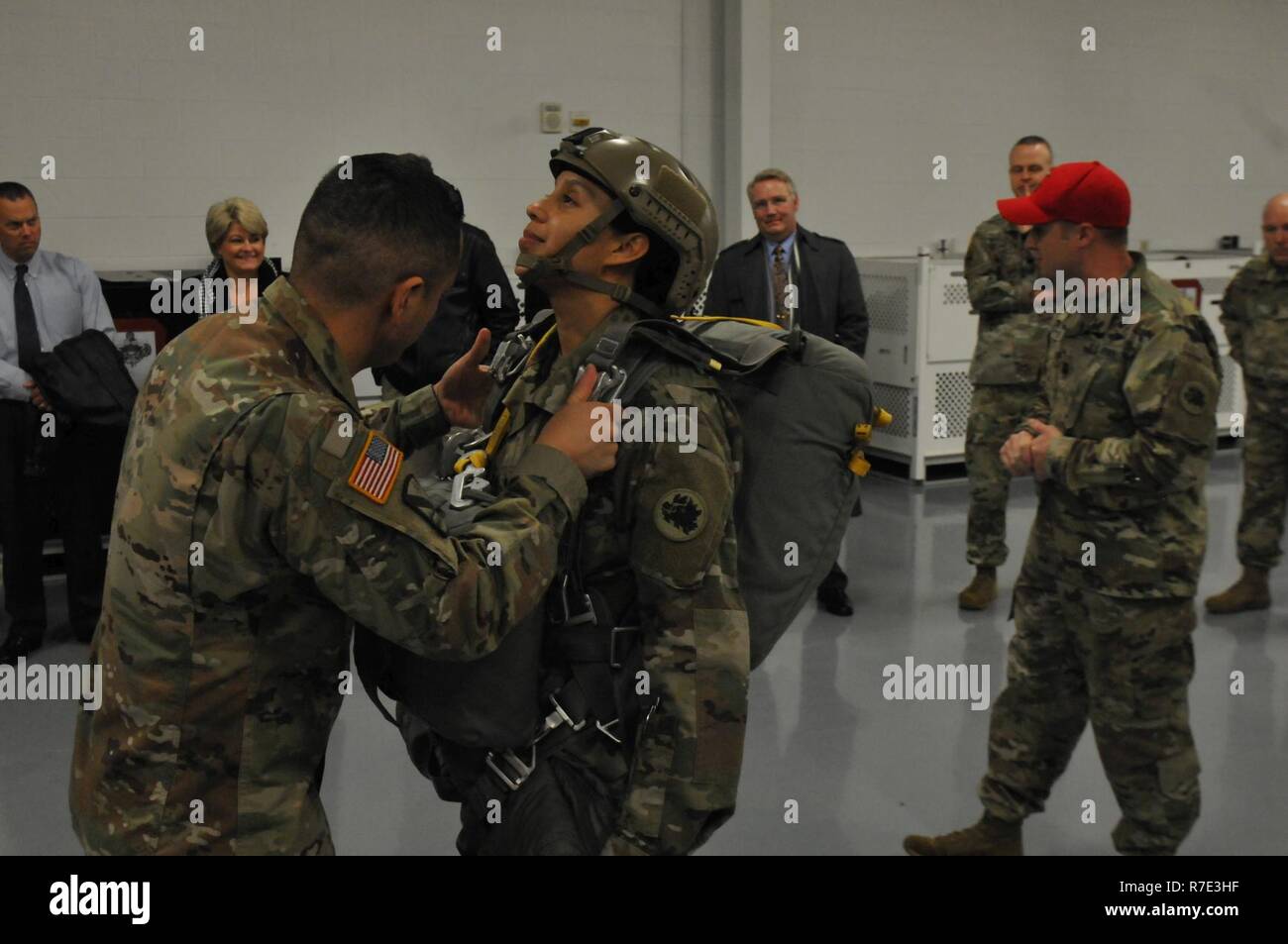 Georgia Guardsmen from the 165th Battalion Aerial Delivery Service ...
