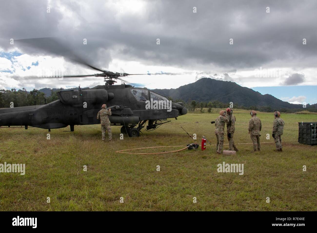 U s soldiers refuel military helicopter hi-res stock photography and ...