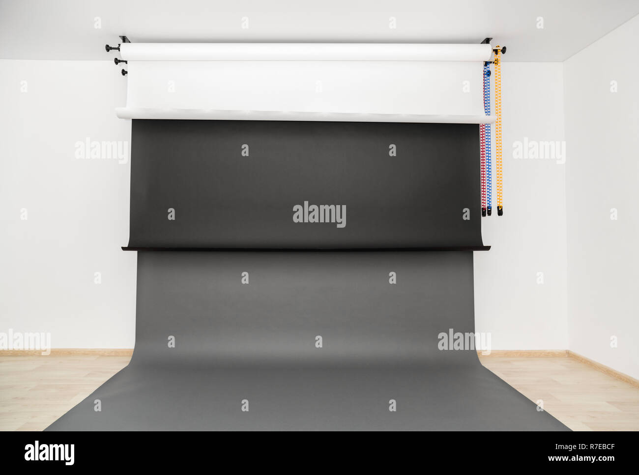 White paper chain hi-res stock photography and images - Alamy