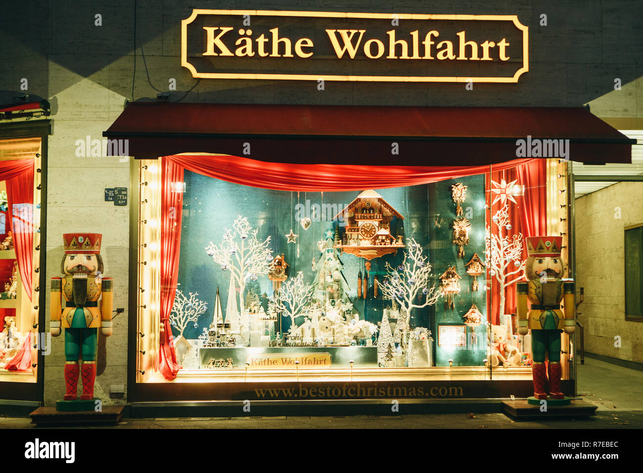 Christmas Toy Shop Window High Resolution Stock Photography and Images ...