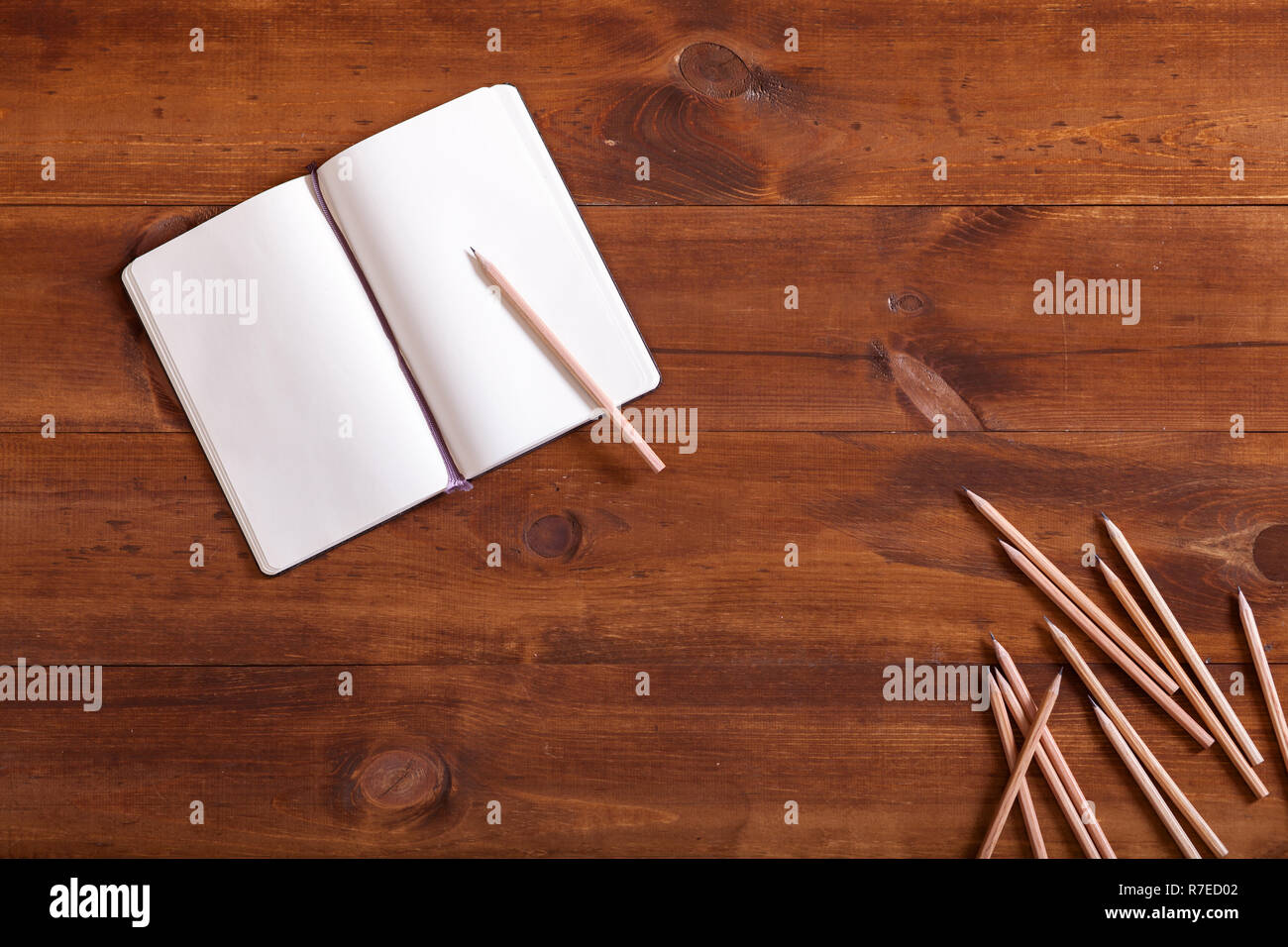 Writer at desk hi-res stock photography and images - Alamy