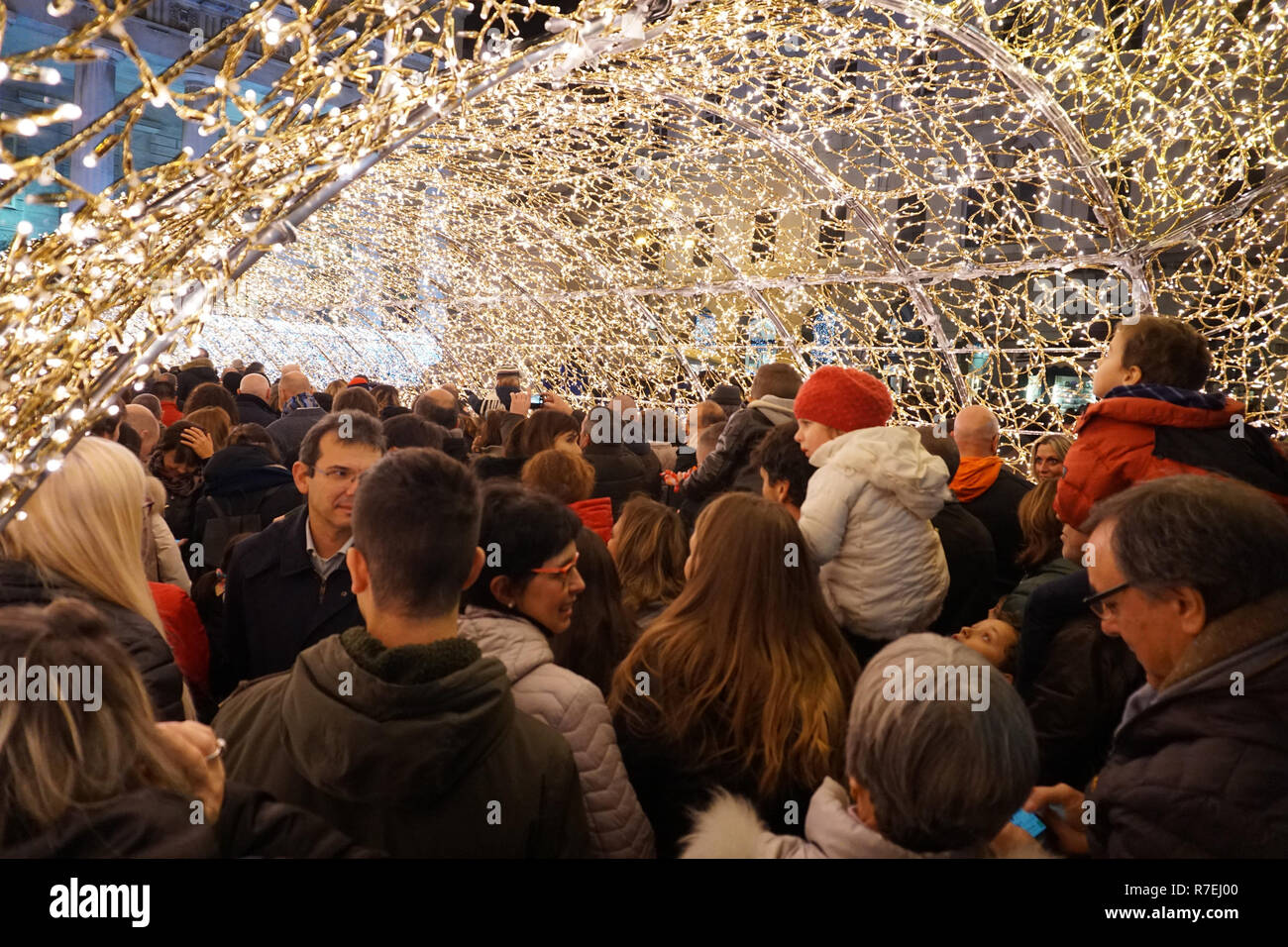 Genoa, Italy. 8th Dec 2018. Christmas celebration de ferrari place tree ...