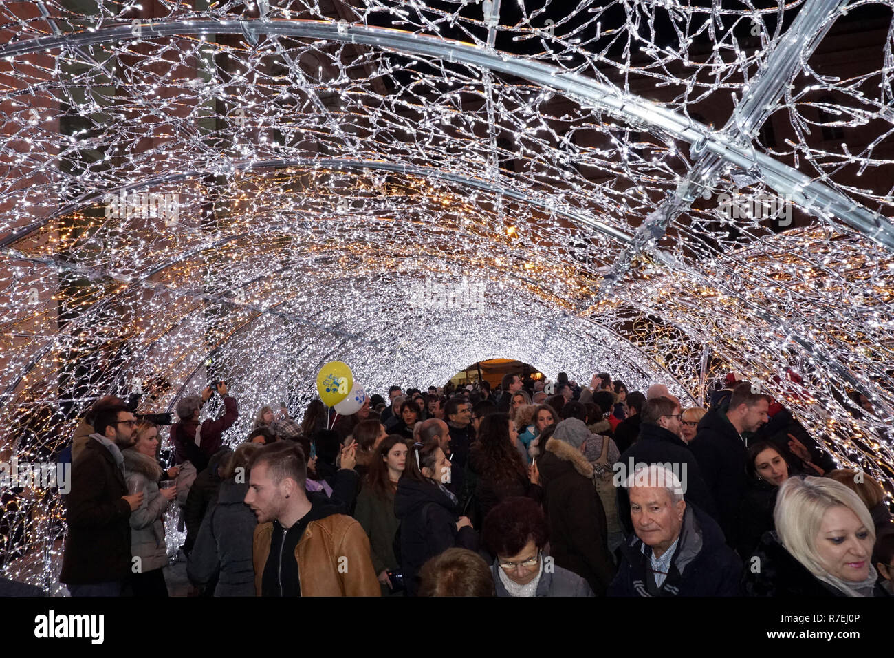 Genoa, Italy. 8th Dec 2018. Christmas celebration de ferrari place tree ...