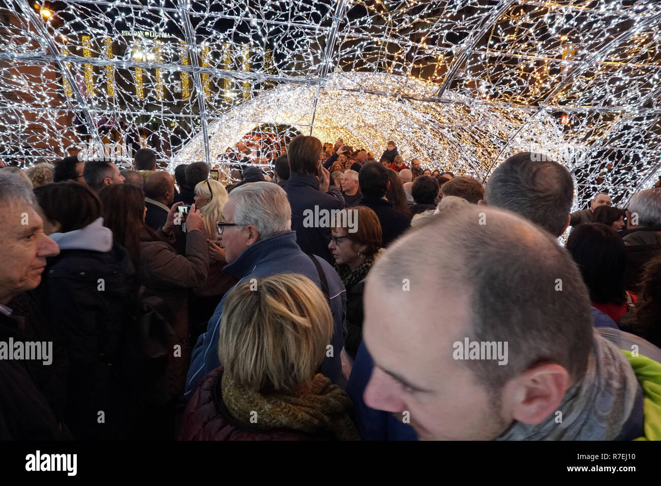 Genoa, Italy. 8th Dec 2018. Christmas celebration de ferrari place tree ...