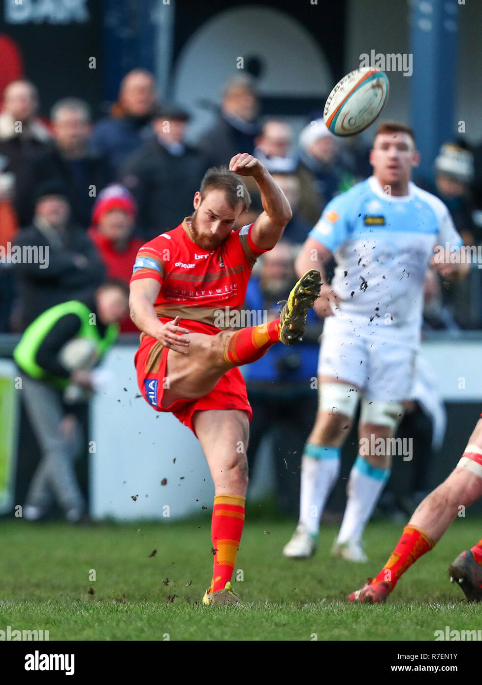 Coventry, UK. 8th December 2018. Tom Kessell (Coventry) kicks for ...