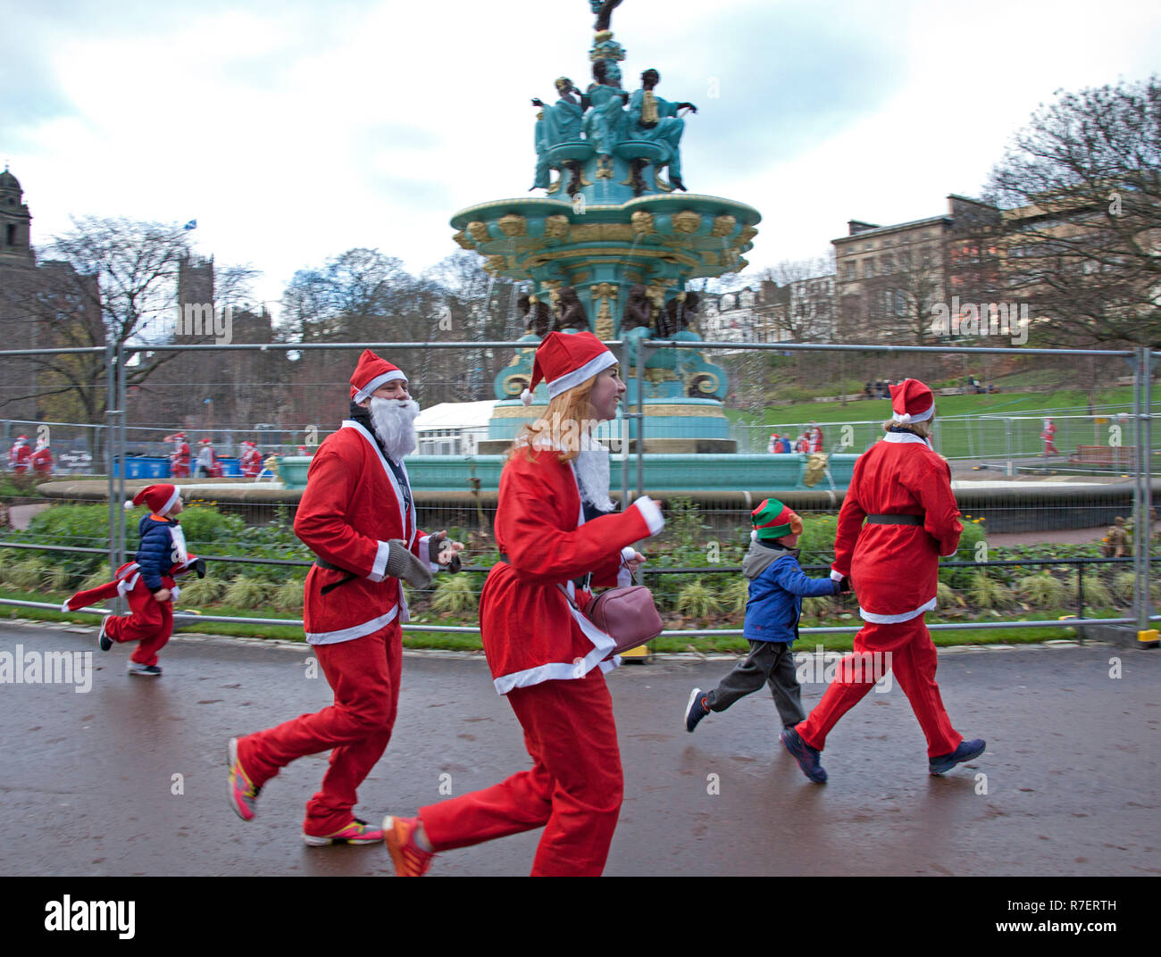 Edinburgh, Scotland, UK. 9th December 2018. Santa Run. Edinburgh's ...