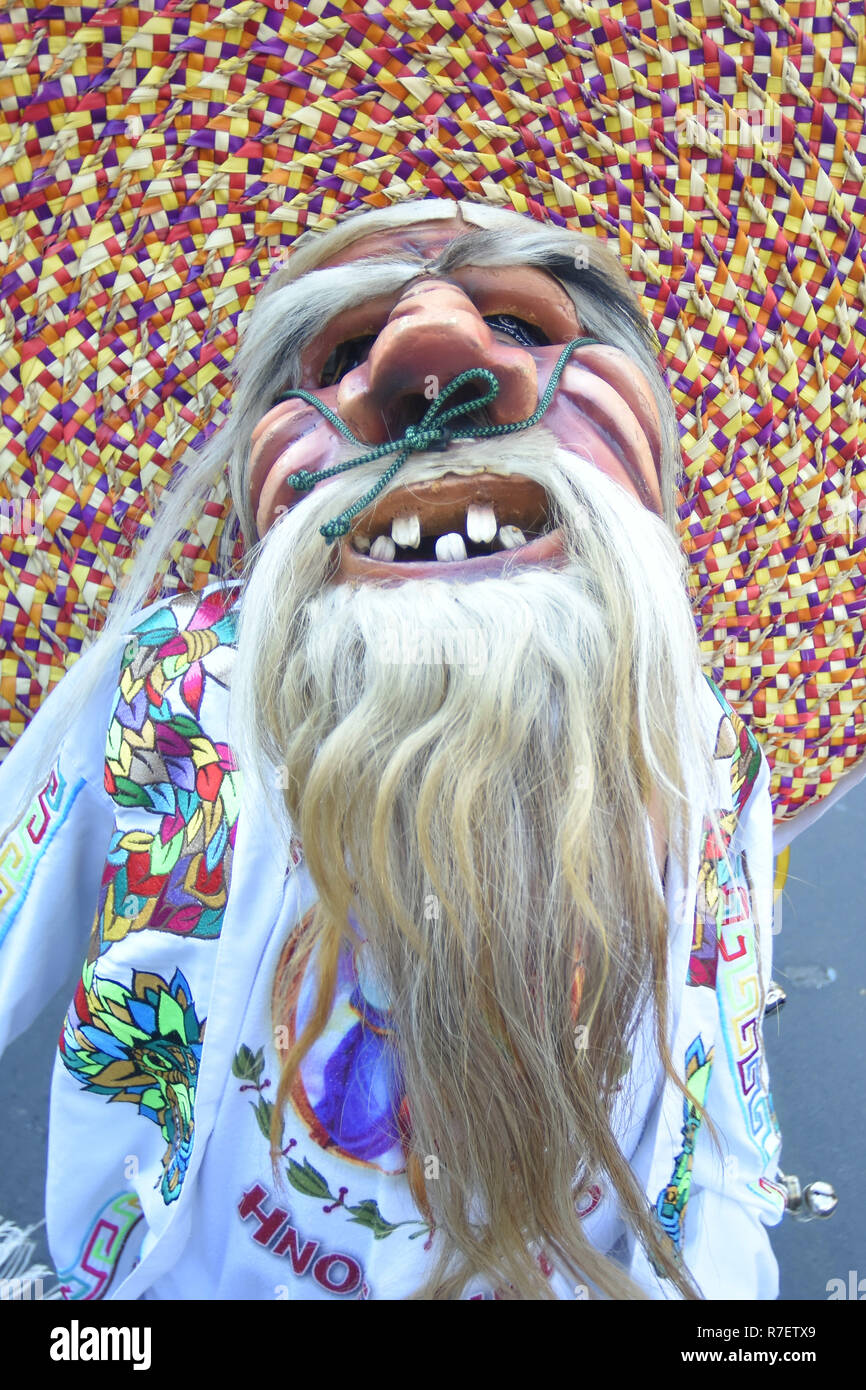 Mexico City, Mexico. 8th Dec, 2018. A participant is seen putting on a ...