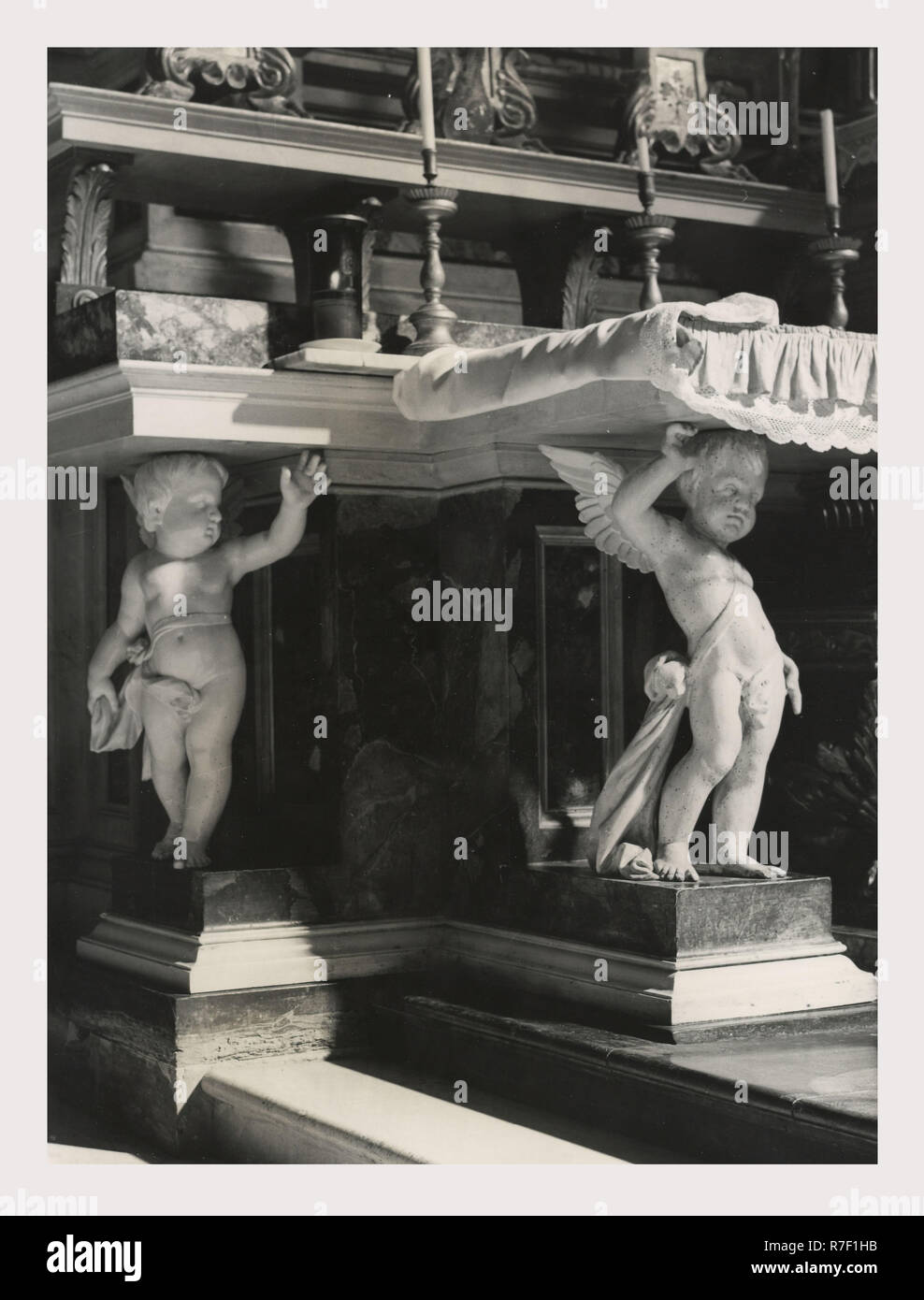 Marble holy water font 1598 hi-res stock photography and images - Alamy