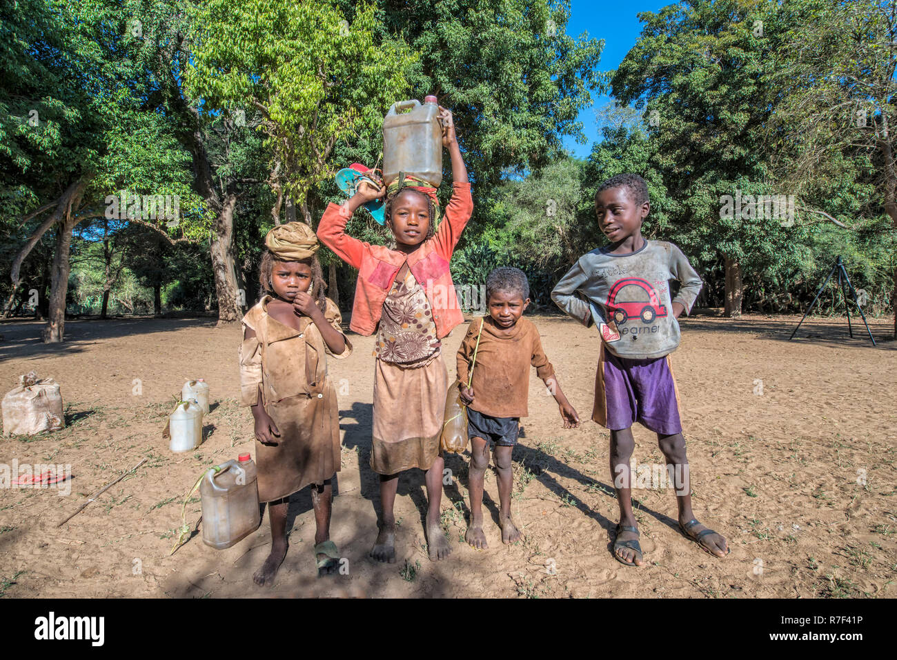 African children carrying water hi-res stock photography and images - Alamy