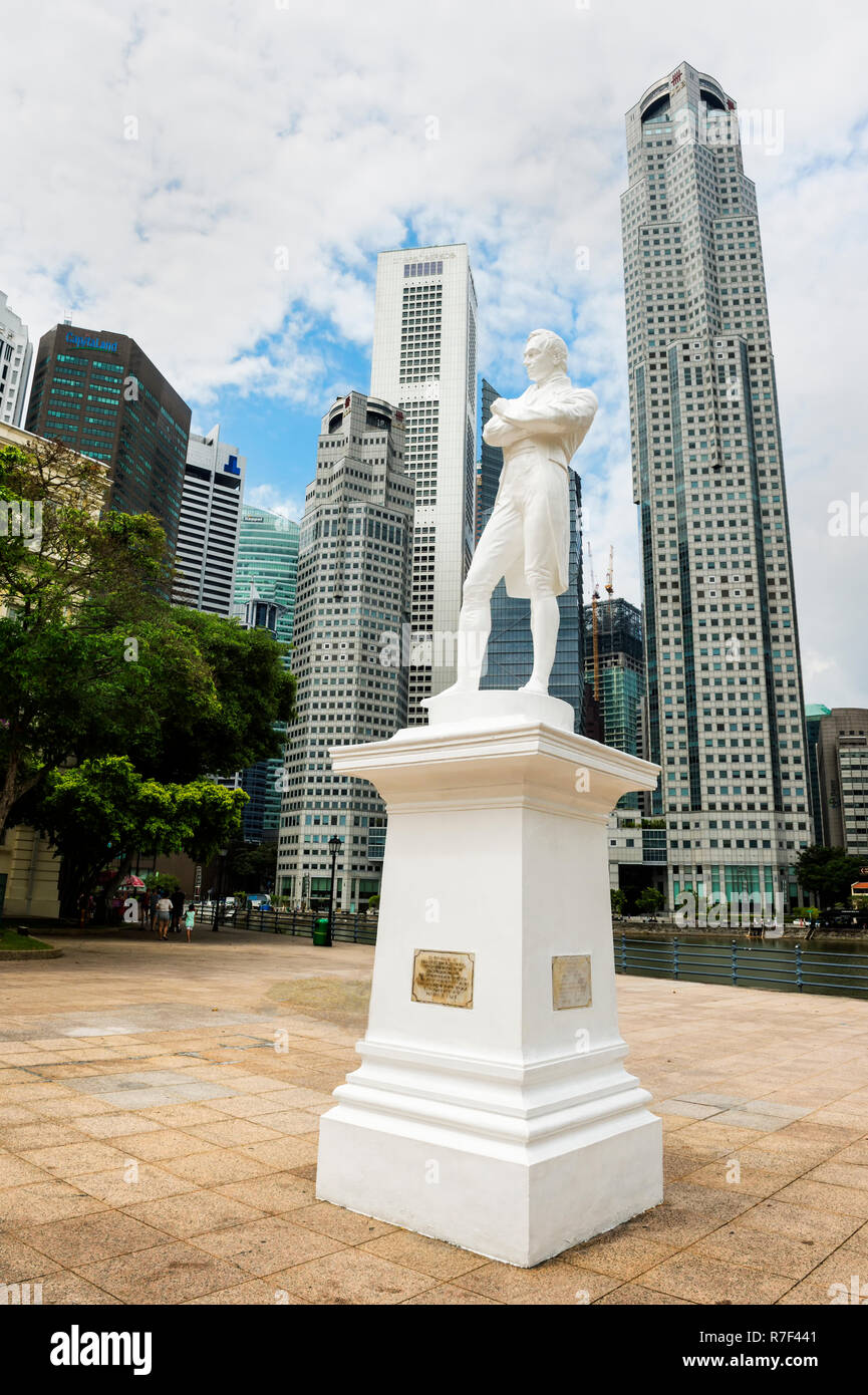 Raffles' Landing Site, Sir Stamford Raffles' statue, Singapore Stock Photo - Alamy