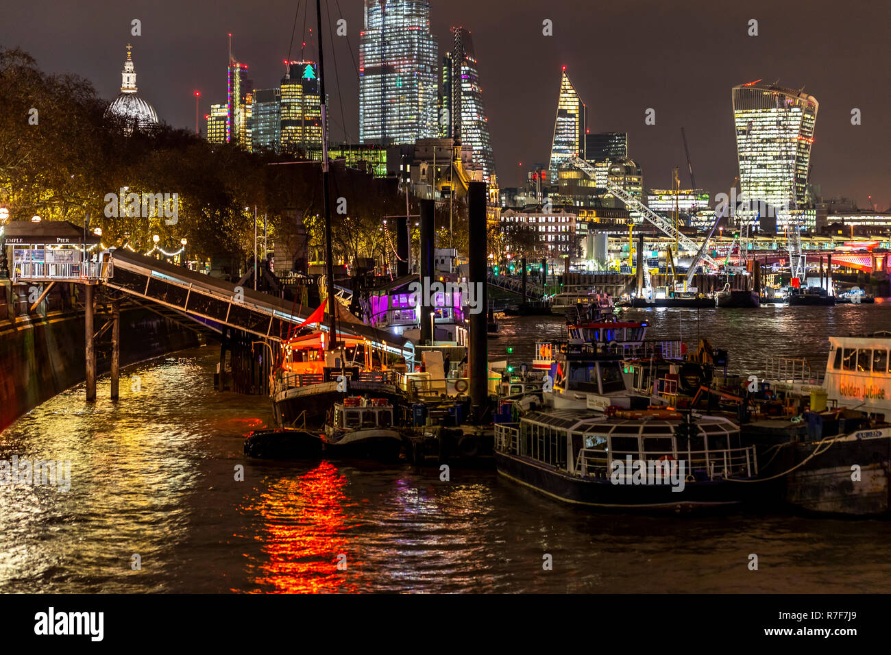 Temple pier london hi-res stock photography and images - Alamy