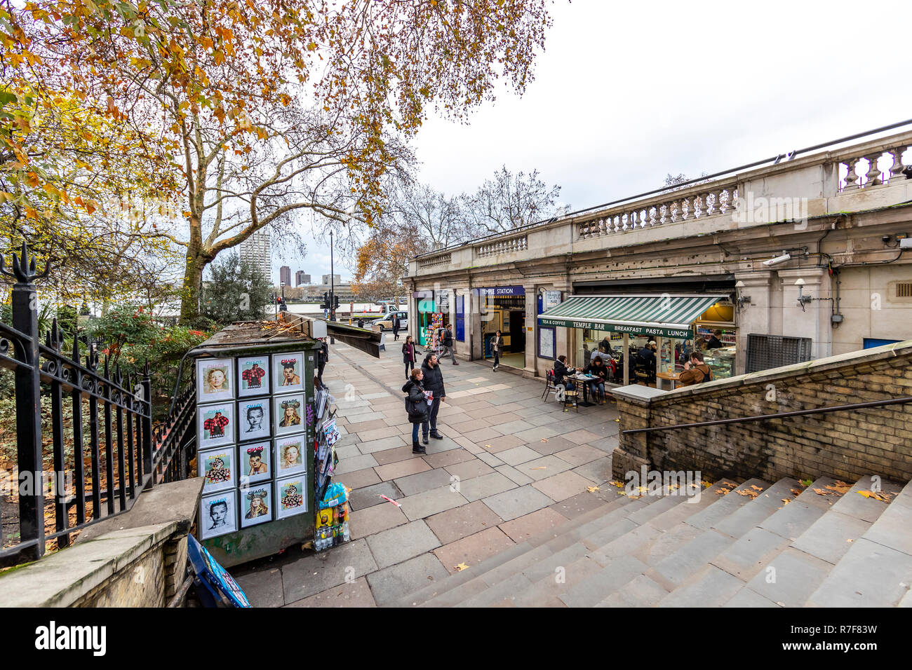 Temple underground tube station hi-res stock photography and images - Alamy