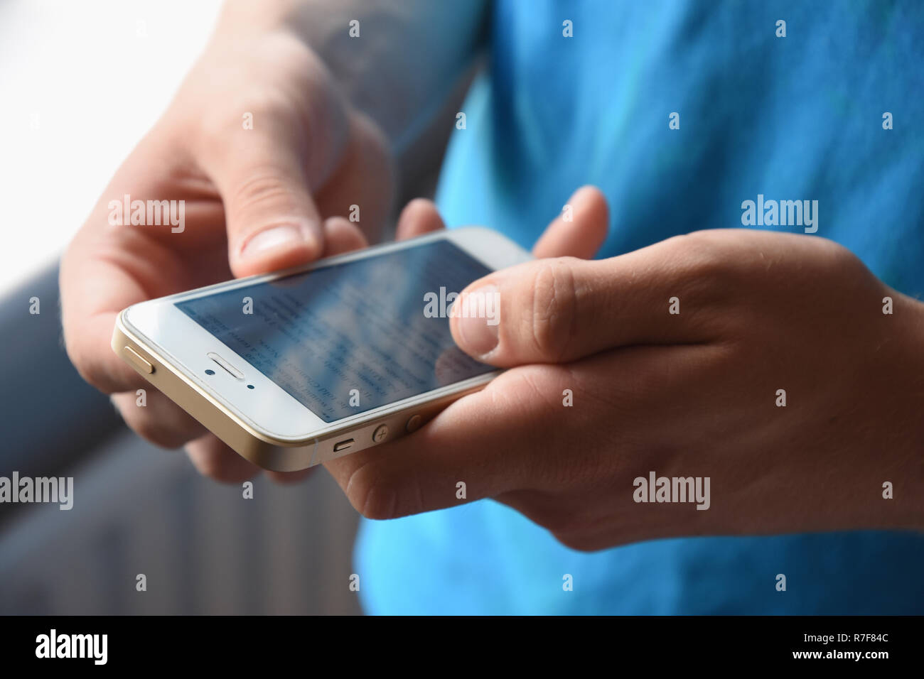 Teenage boy texting with his Apple iPhone Stock Photo - Alamy
