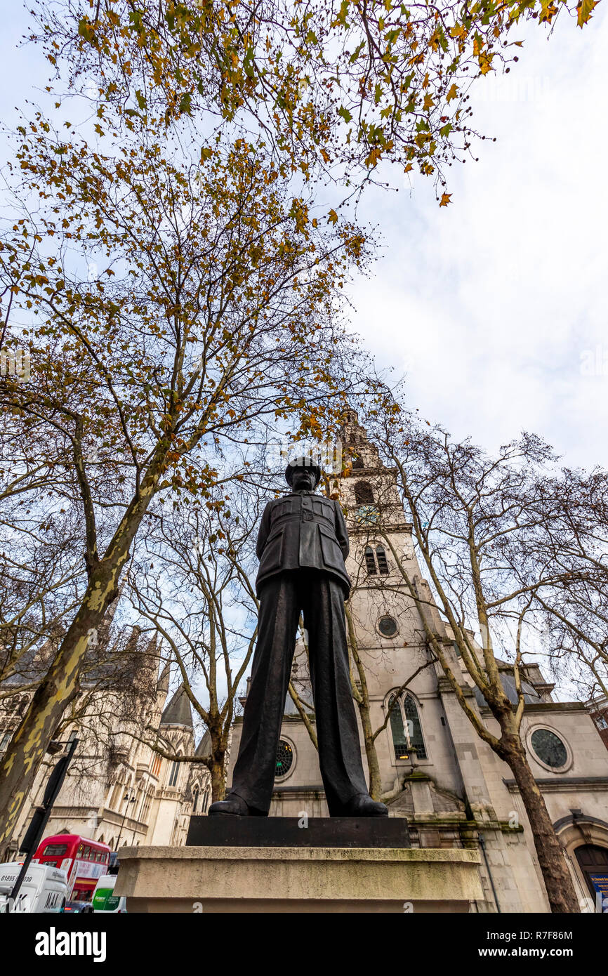 London bomber harris statue hi-res stock photography and images - Alamy