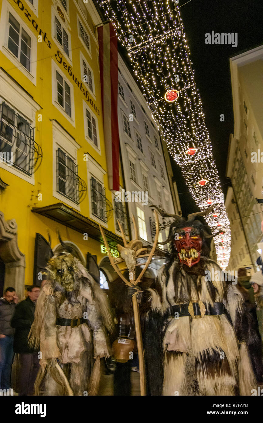 Salzburg: Krampuslauf (Krampus-Lauf, Perchtenlauf, Krampus run, mask ... Salzburg: Krampuslauf (Krampus-Lauf, Perchtenlauf, Krampus run, mask ...