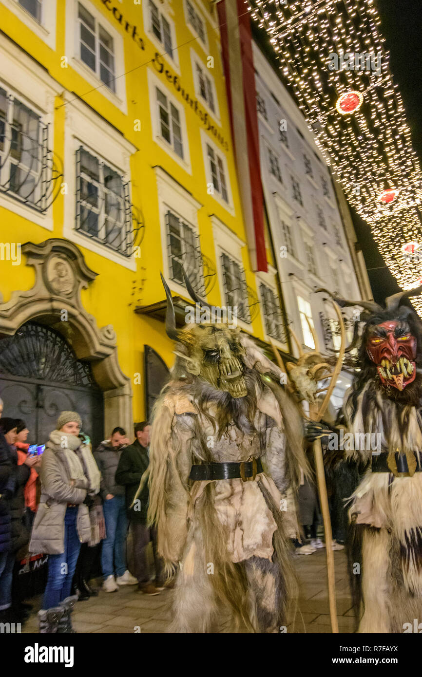 Salzburg: Krampuslauf (Krampus-Lauf, Perchtenlauf, Krampus run, mask ... Salzburg: Krampuslauf (Krampus-Lauf, Perchtenlauf, Krampus run, mask ...