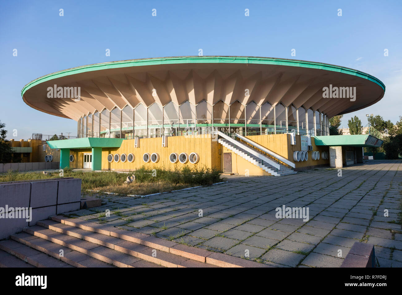 Flying saucer shape hi-res stock photography and images - Alamy