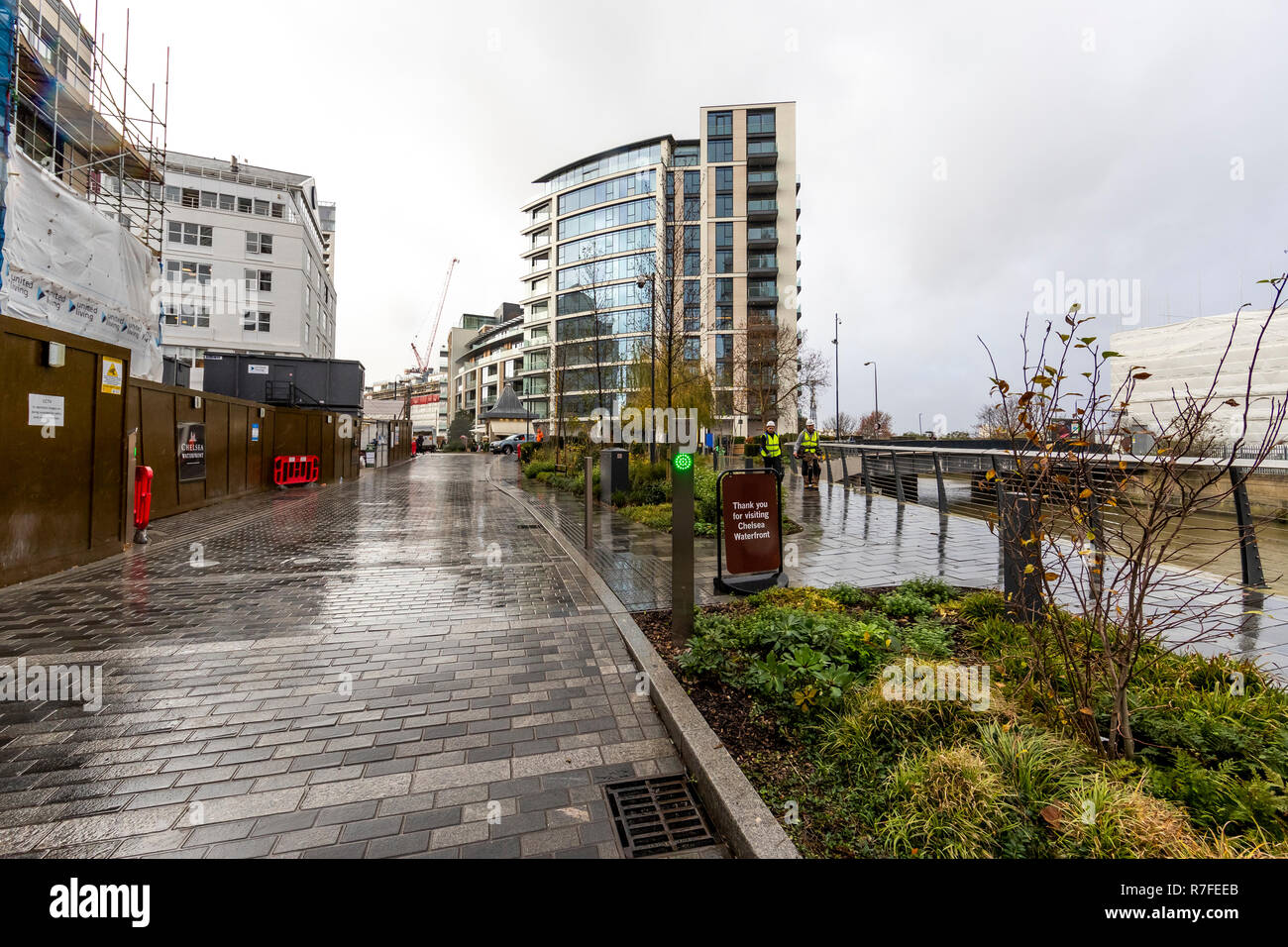 Chelsea harbour waterfront london hi-res stock photography and images ...
