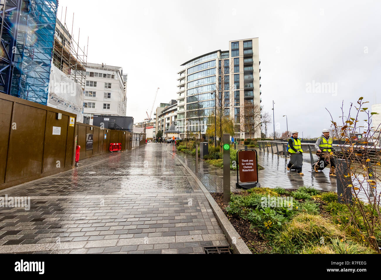 Chelsea harbour waterfront london hi-res stock photography and images ...