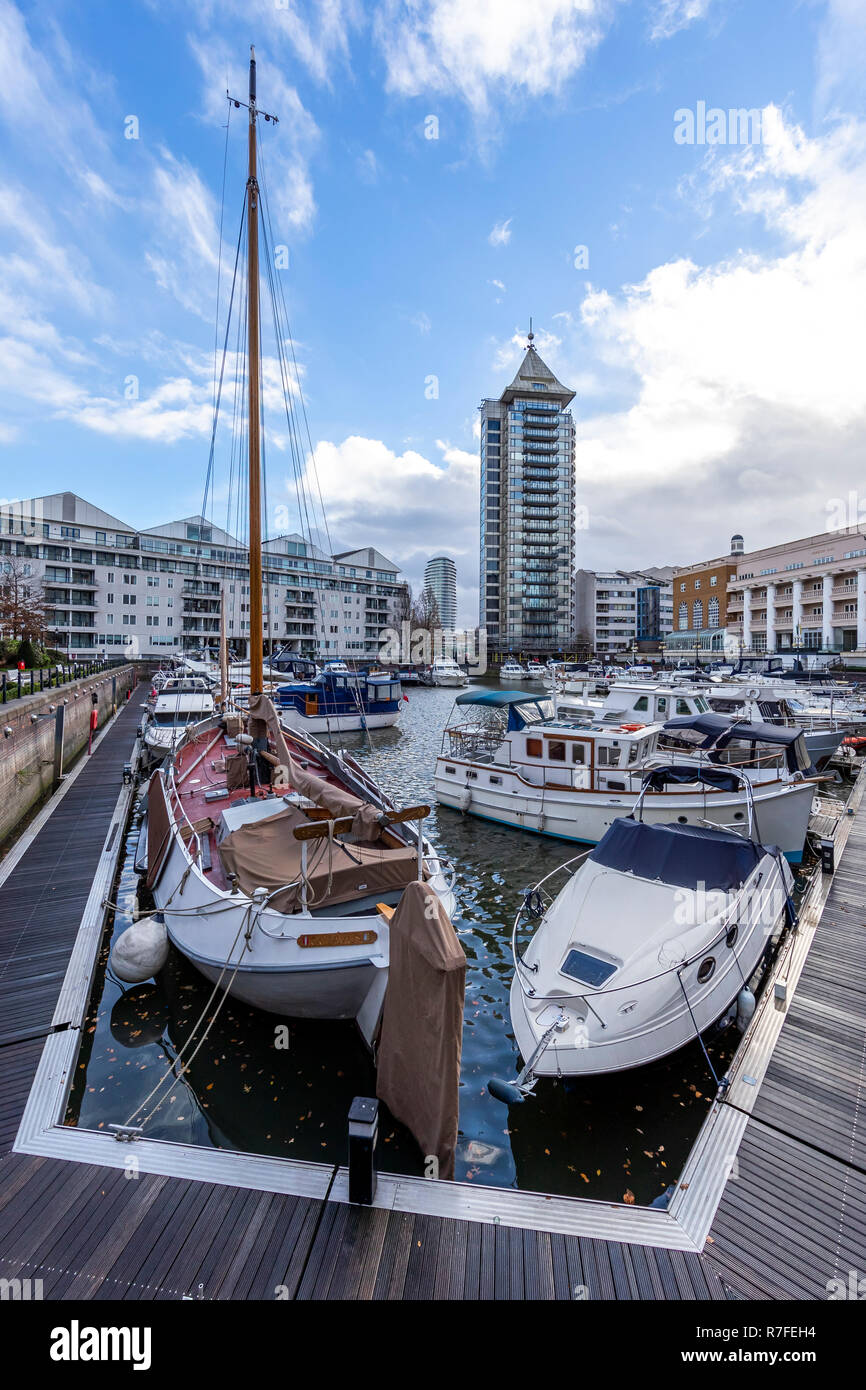 Chelsea harbour river crossing hi-res stock photography and images - Alamy