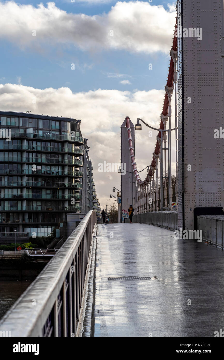 Wet weather london bridge commuters hi-res stock photography and images ...
