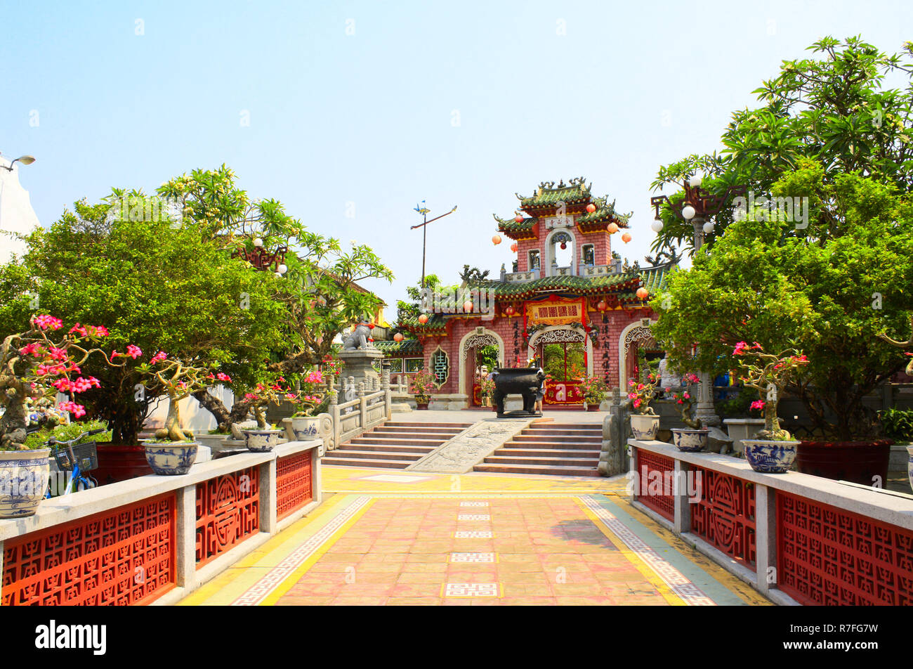 Entrance to Chinese temple Quan Cong in Hoi An, Vietnam Stock Photo - Alamy