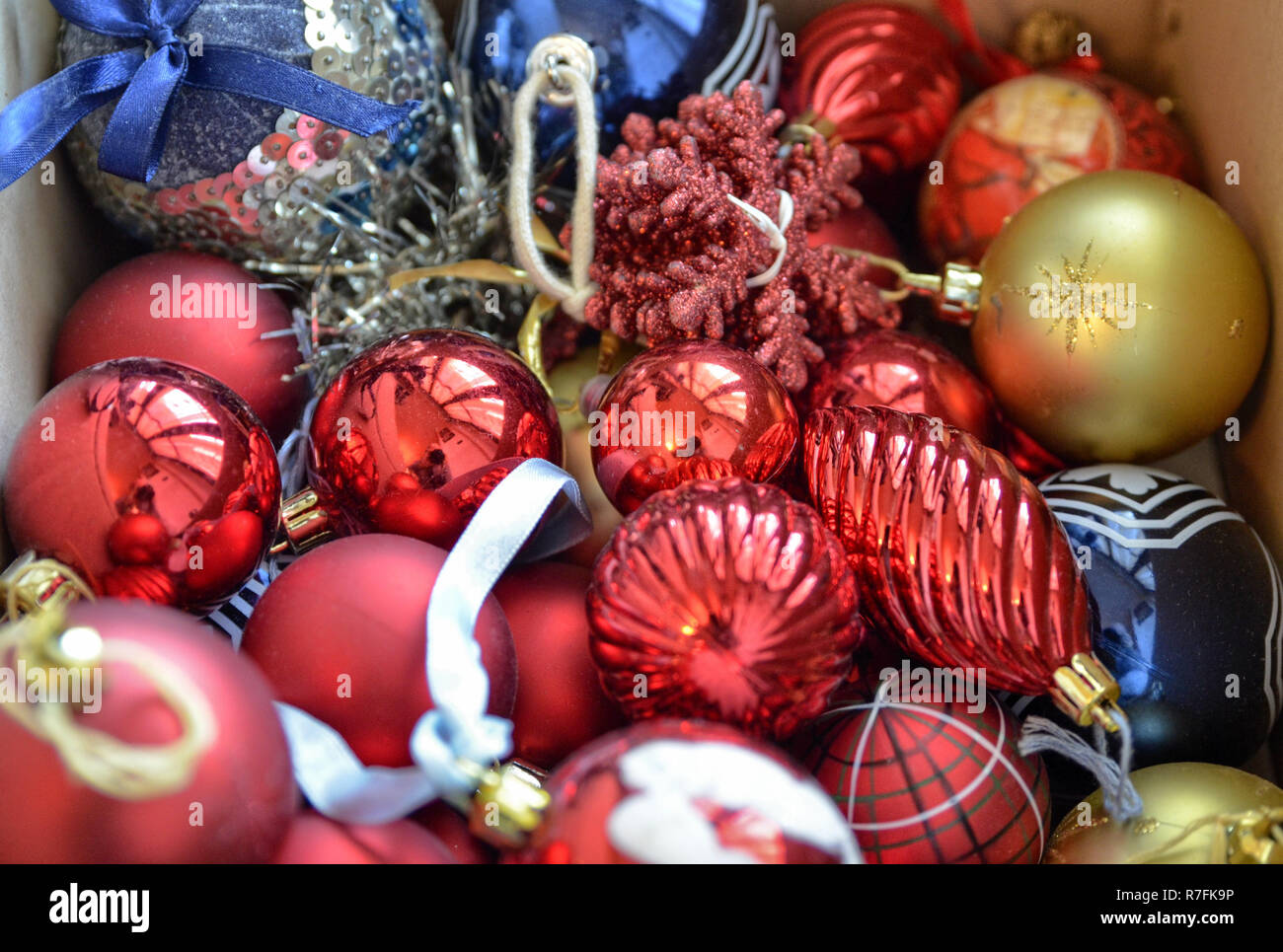Preparation of the Christmas tree: boxes packed with Christmas balls ...