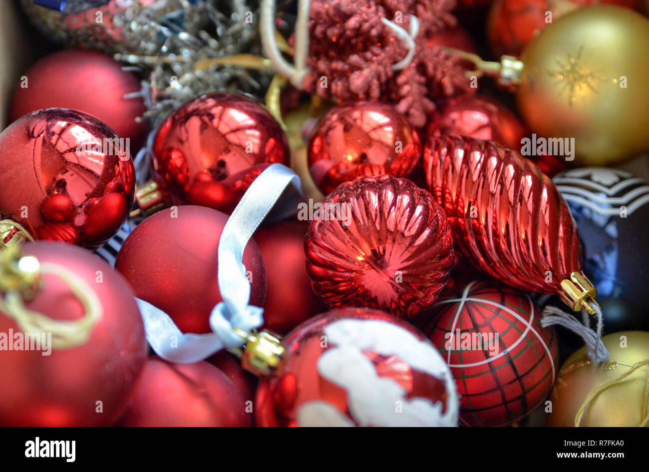 Preparation of the Christmas tree: boxes packed with Christmas balls ...