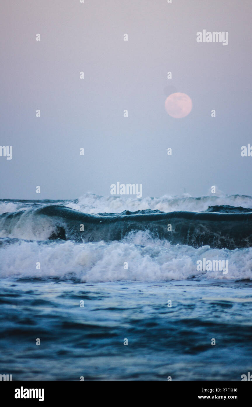 Wave beach horizon hi-res stock photography and images - Alamy