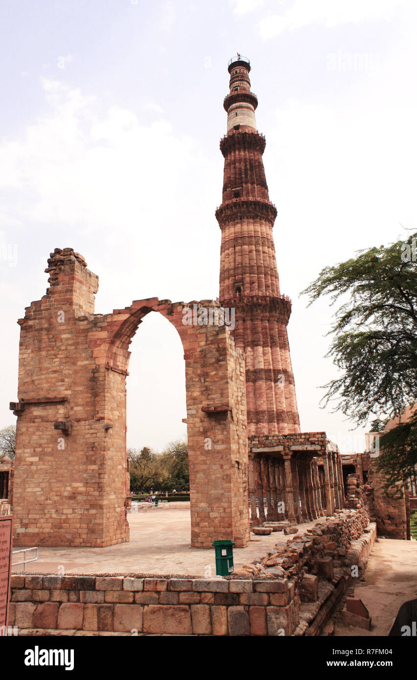 Minaret Qutub-Minar Tower, New Delhi, India. UNESCO World Heritage ...