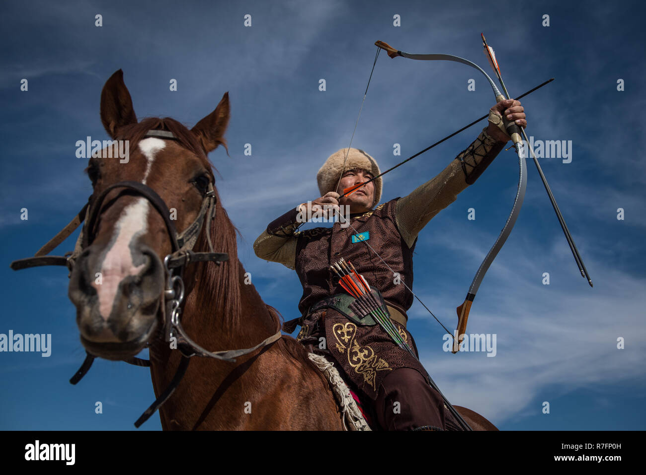 Man on a horse with bow and arrow hi-res stock photography and images ...