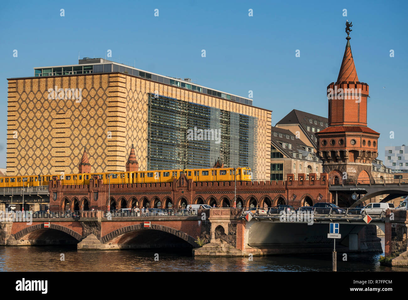 Oberbaum bridge, Oberbaumbruecke, metro, U-Bahn, Friedrichshain ...