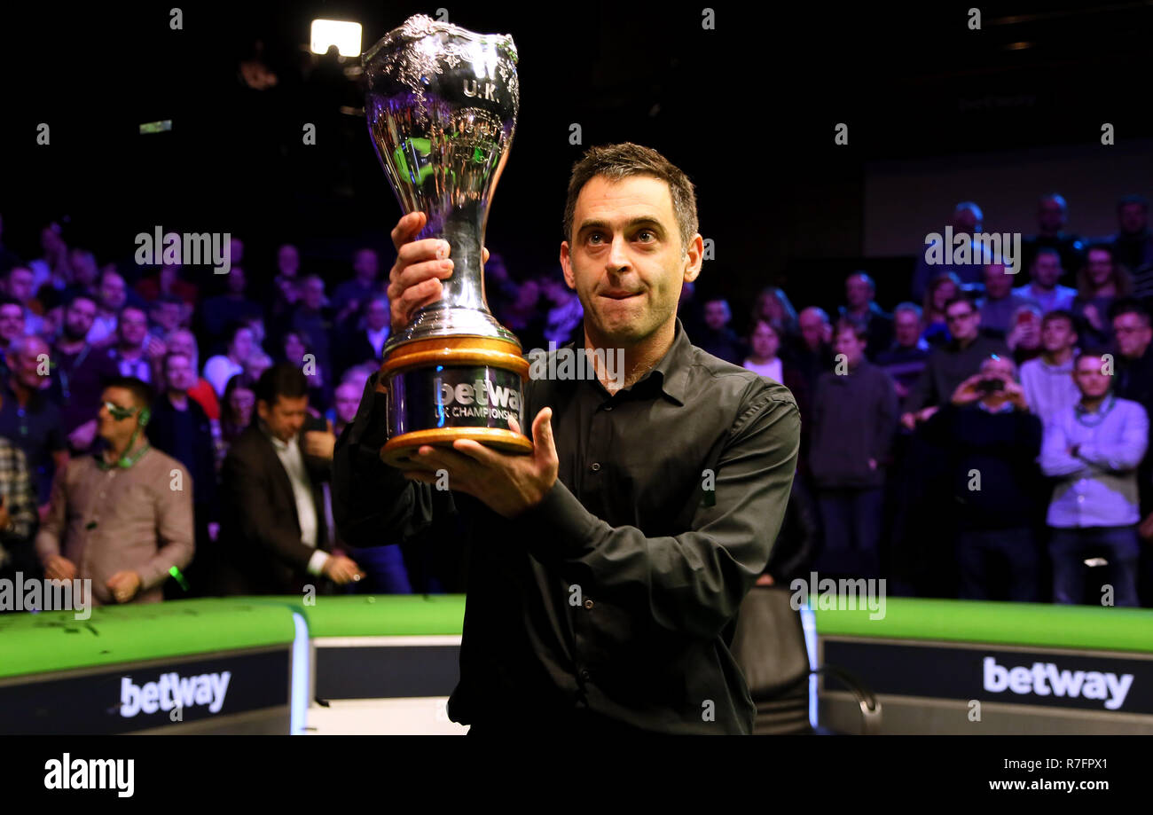 Betway uk championship trophy hi-res stock photography and images - Alamy
